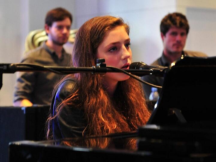 Birdy: Neues Video zu "Light Me Up" feiert Premiere | Abendzeitung München