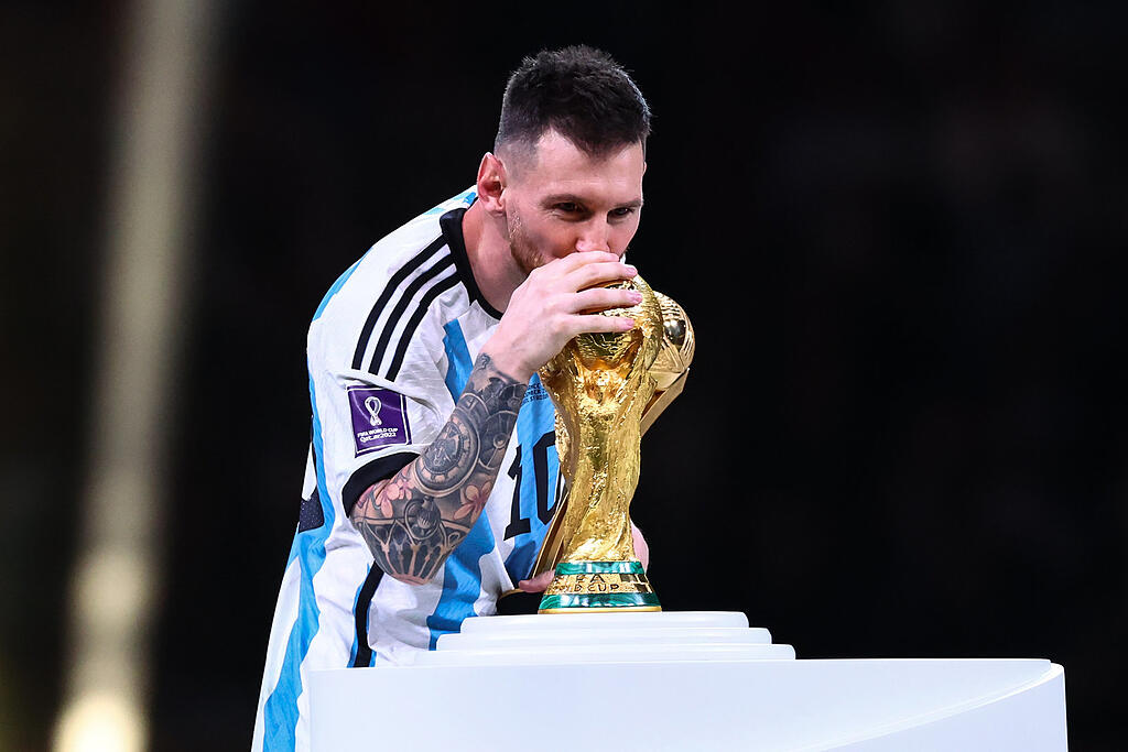 Der neue König des Fußballs: Die Welt verneigt sich vor Lionel Messi ...