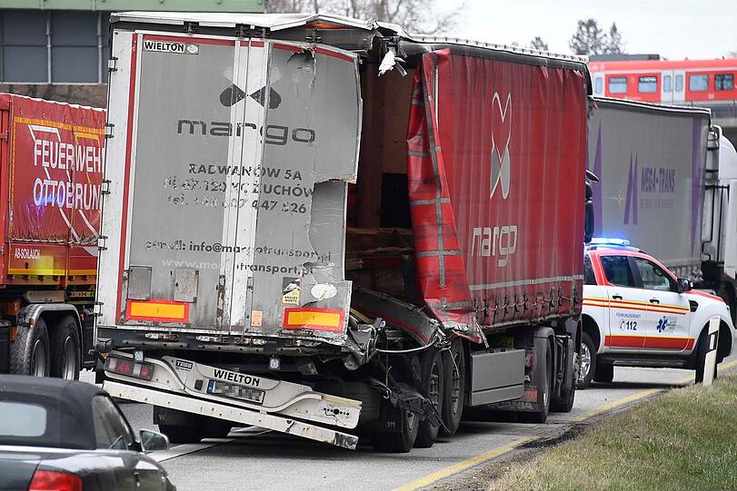 Auffahrunfall auf der A99: Lkw kracht in Lkw am Stauende | Abendzeitung München