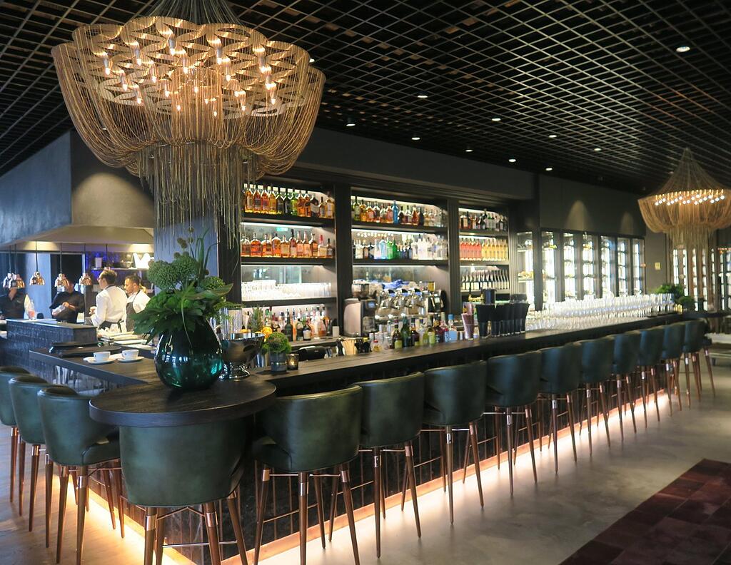 Restaurant Waca in der Motorworld: Champagner unterm Lüster ...