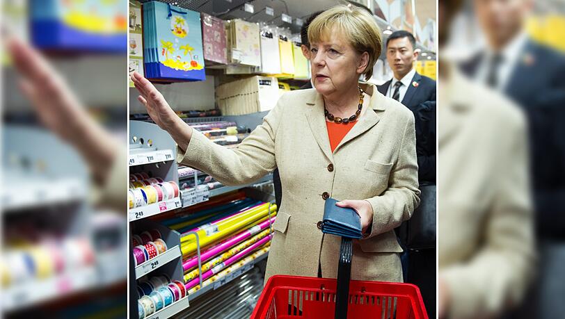 Supermarkt: Angela Merkel trägt ihre Tasche selbst | Abendzeitung München