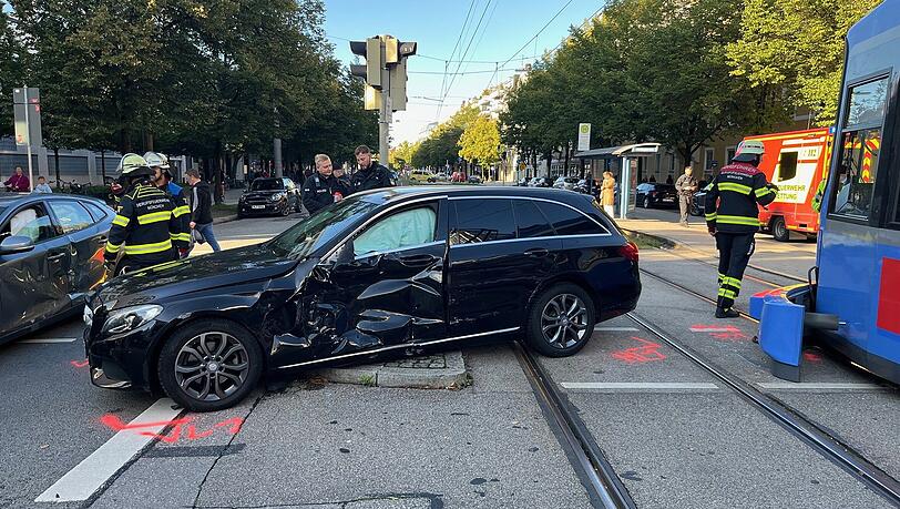 Straßenbahn kollidiert in München mit Mercedes: Zwei Verletzte | Abendzeitung München