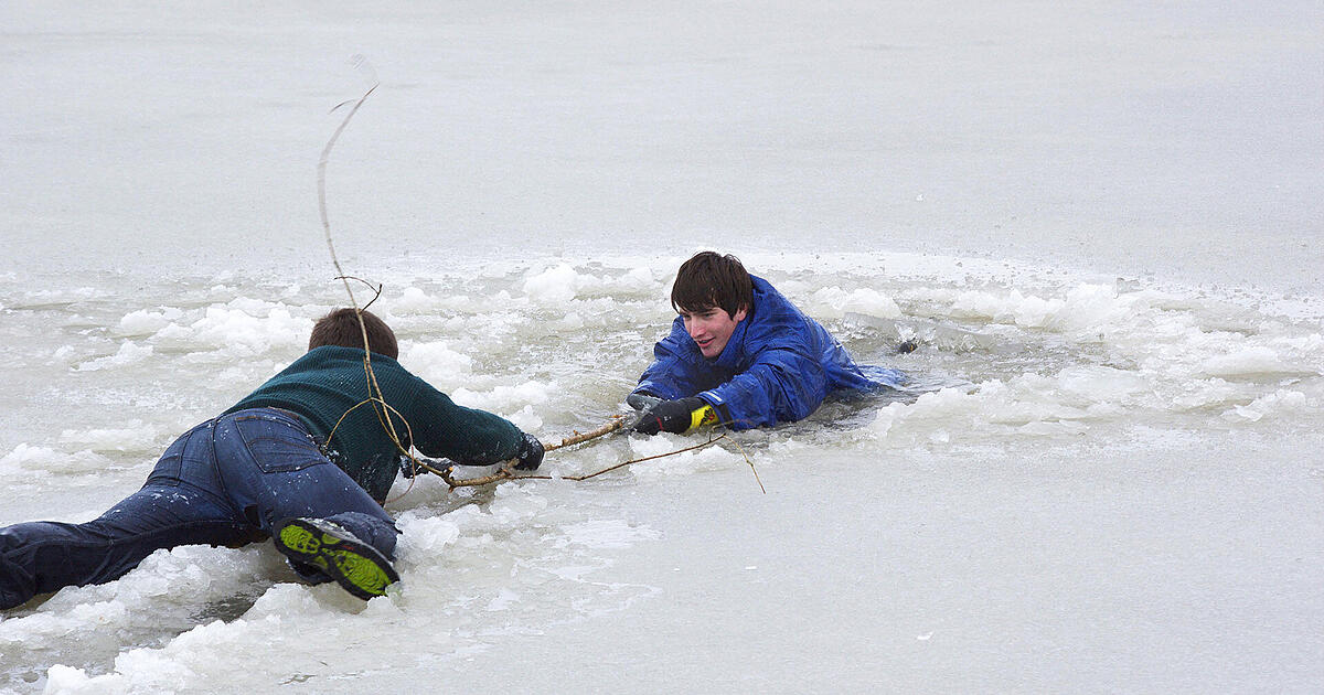 Weiher oder See zugefroren: Wann ist das Eis dick genug - Tipps und ...