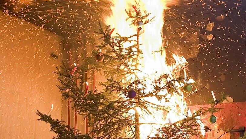 Christbaum brennt explosionsartig ab | Abendzeitung München