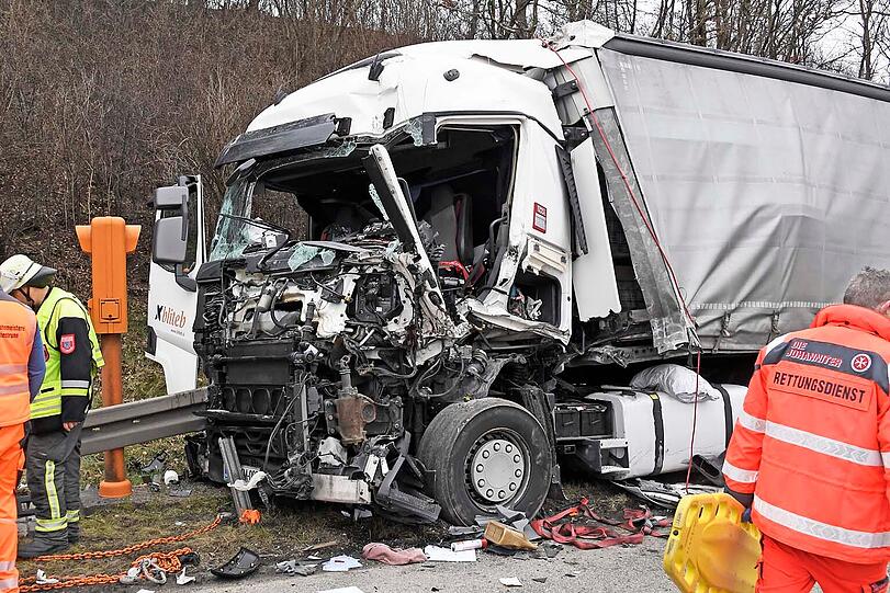 Auffahrunfall auf der A99: Lkw kracht in Lkw am Stauende | Abendzeitung München