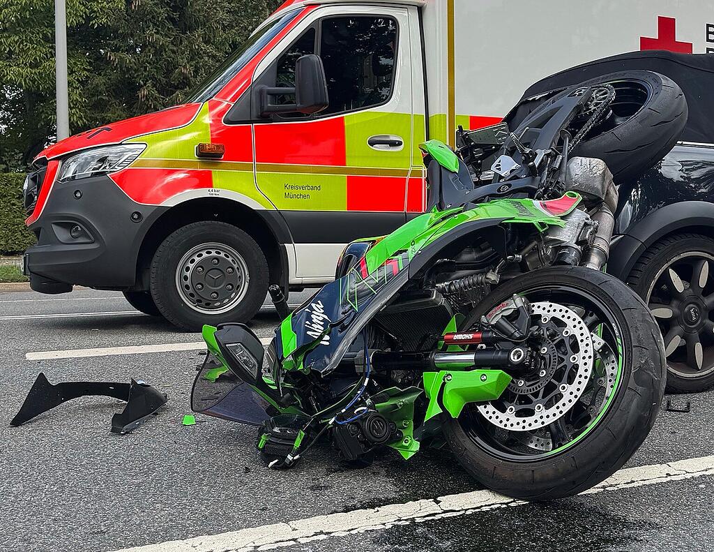 München: Biker fährt auf Auto auf und wird schwer verletzt | Abendzeitung München