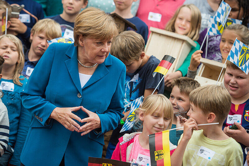 Hier besucht Kanzlerin Merkel eine Schule in Niederbayern ...