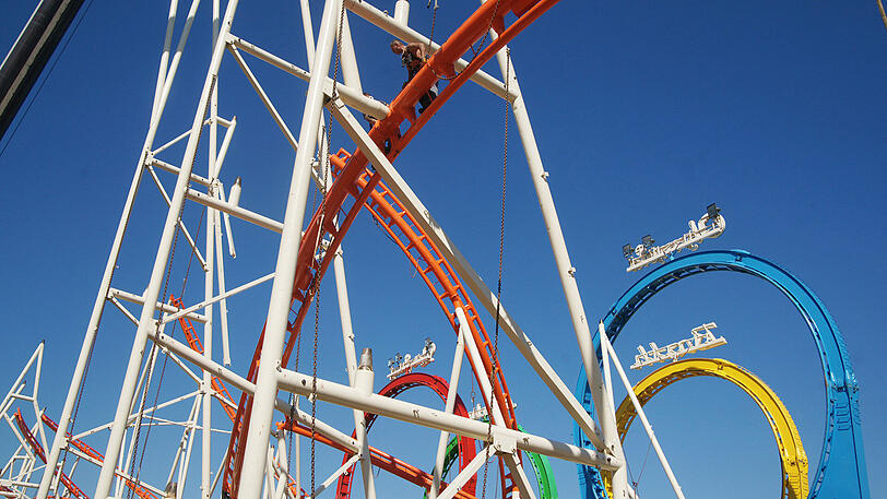 Wiesn-Baustelle: Bilder - So entsteht der Olympia-Looping auf dem ...