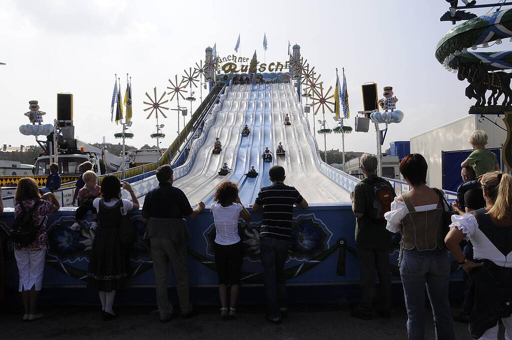 Das tut weh: Nackerter rutscht nachts die Münchner Rutschn auf dem ...