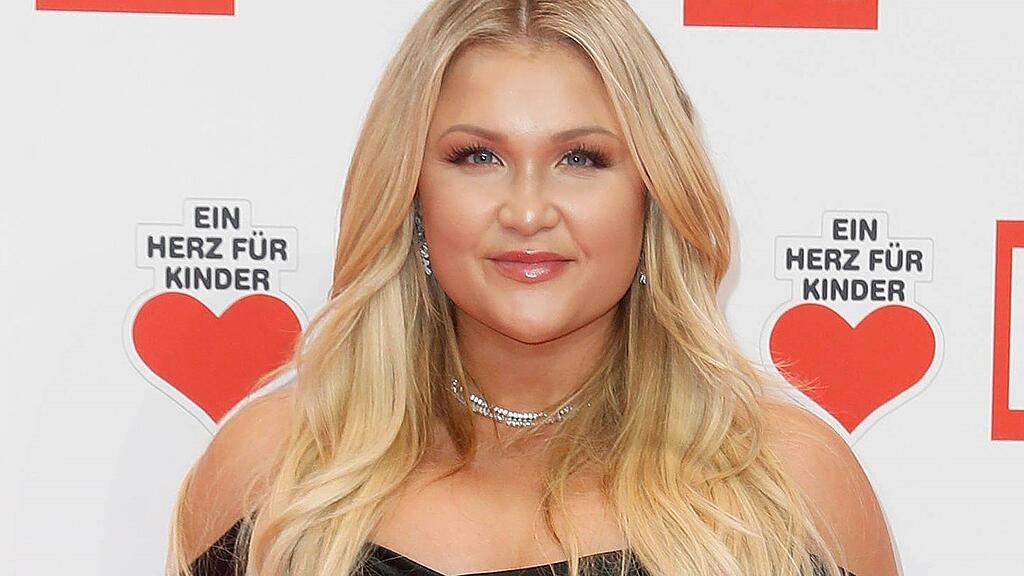 Mariah-Carey-Moment für Sophia Thiel: In dieses Kleid musste sie ...