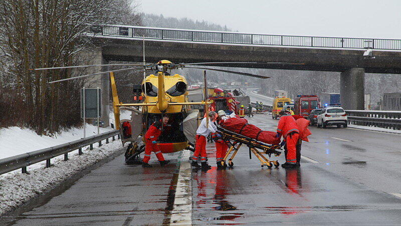 Schwerer Lkw-Unfall am Irschenberg: Fahrer verletzt | Abendzeitung München