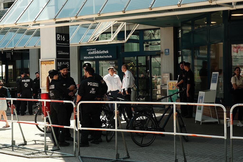 Kritik an Polizei München nach Drag-Lesung in Stadtbibliothek ... Kritik an Polizei München nach Drag-Lesung in Stadtbibliothek ...