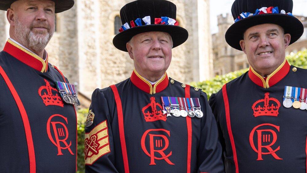 Vor Krönung: "Beefeater" im Tower of London erhalten neue Uniformen ...