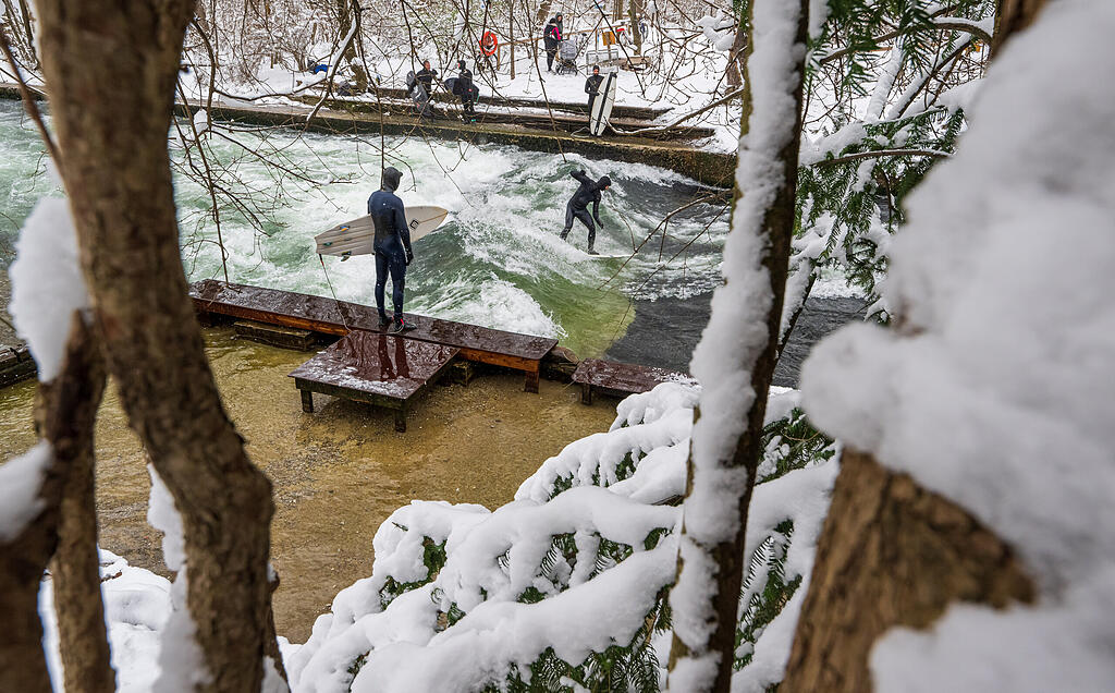 Schock: Eisbach-Surfer in München fast von Baum getroffen ...