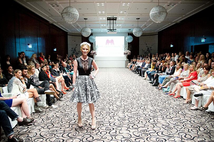 Modenschau Marcel Ostertag: Mann trägt Kleid | Abendzeitung München