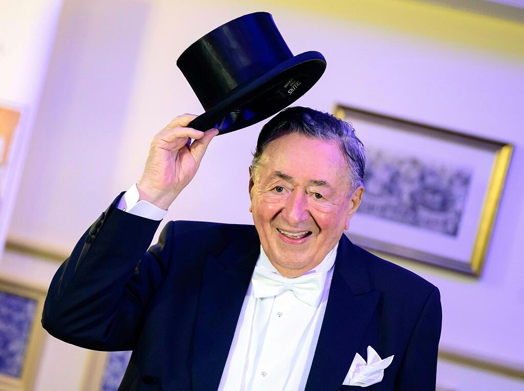 Nach Schändung der Ruhestätte: Neuer Grabstein für Richard Lugner ...