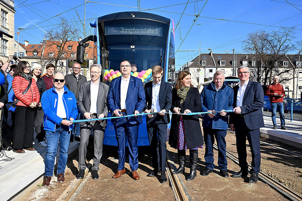 Riesiger Andrang beim Bürgerfest: Erster Abschnitt der Tram ...