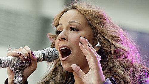 Video: Mariah Careys sonderbarer Hicks-Auftritt in Palm Springs ...