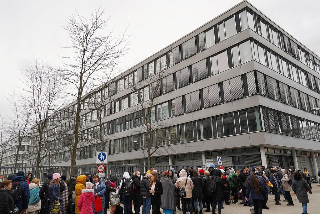 Geflüchteten-Andrang im Münchner Wohnungsamt: Explosionsartiger Anstieg ...