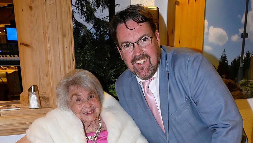 Party am 100. Geburtstag: Ruth Megary bricht zusammen - Klinik ...