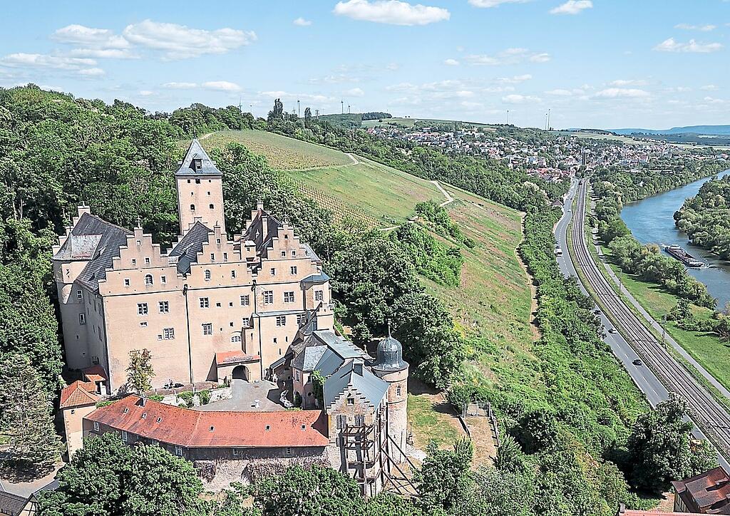 "Sprengt bei vielen das Budget": Dieses Schloss steht in Bayern zum ...