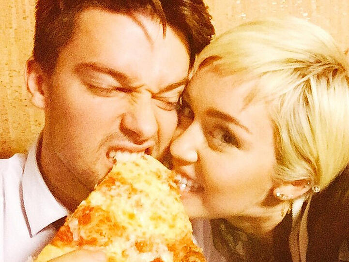 Miley Cyrus und Patrick Schwarzenegger genießen eine Pizza ...