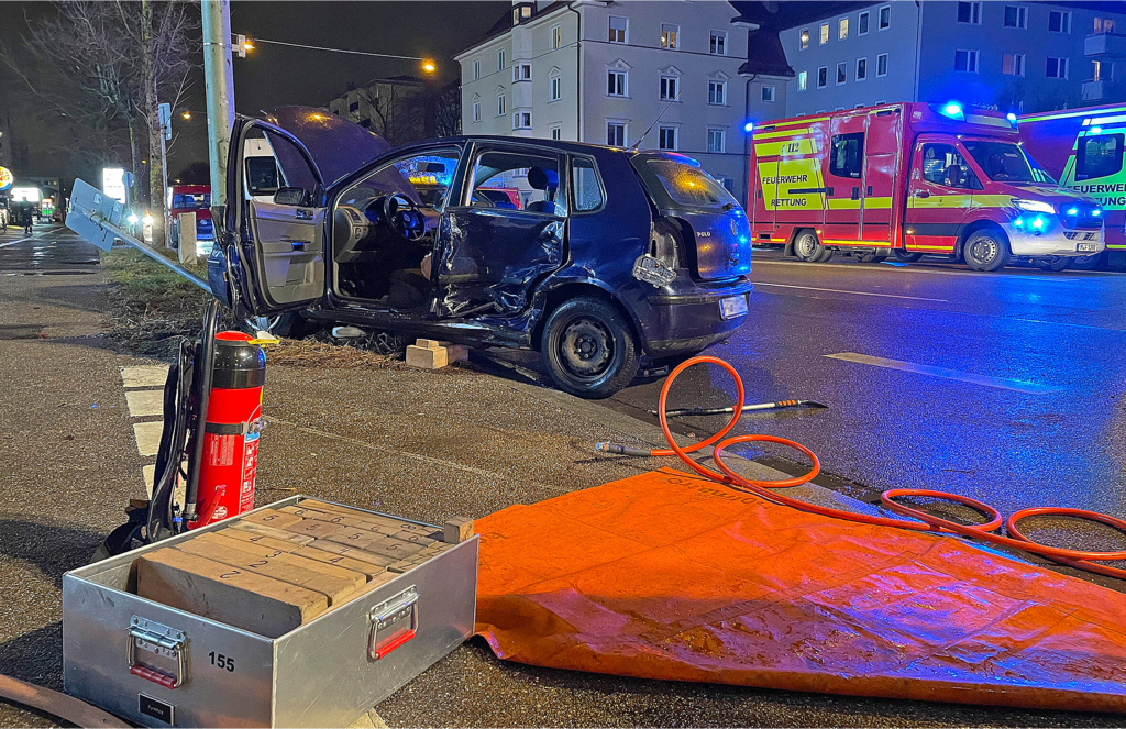 Pasing: Drei Verletzte bei Autounfall - Feuerwehr muss Mann aus Wrack befreien | Abendzeitung ...