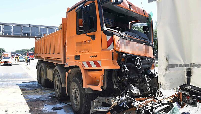 Unfall auf der A99: Lkw rauscht in Stauende - 20 Kilometer Stau | Abendzeitung München