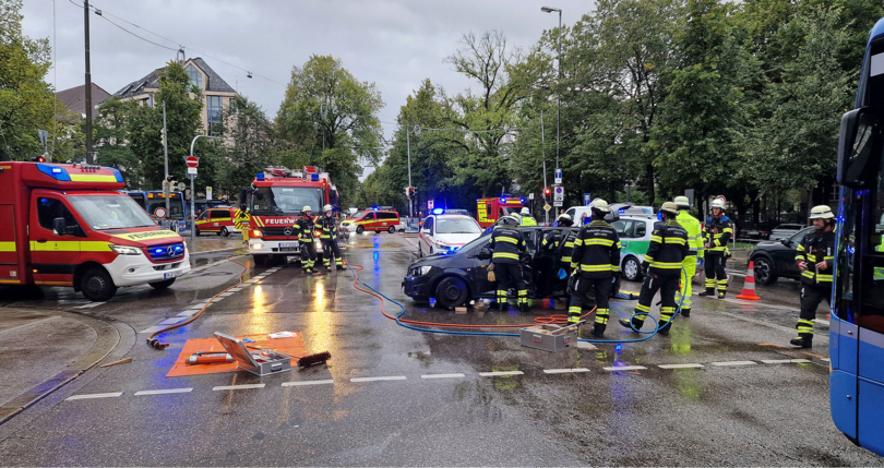 Georg-Hirth-Platz: Bus kracht in Pkw – 65-Jährige schwer verletzt | Abendzeitung München