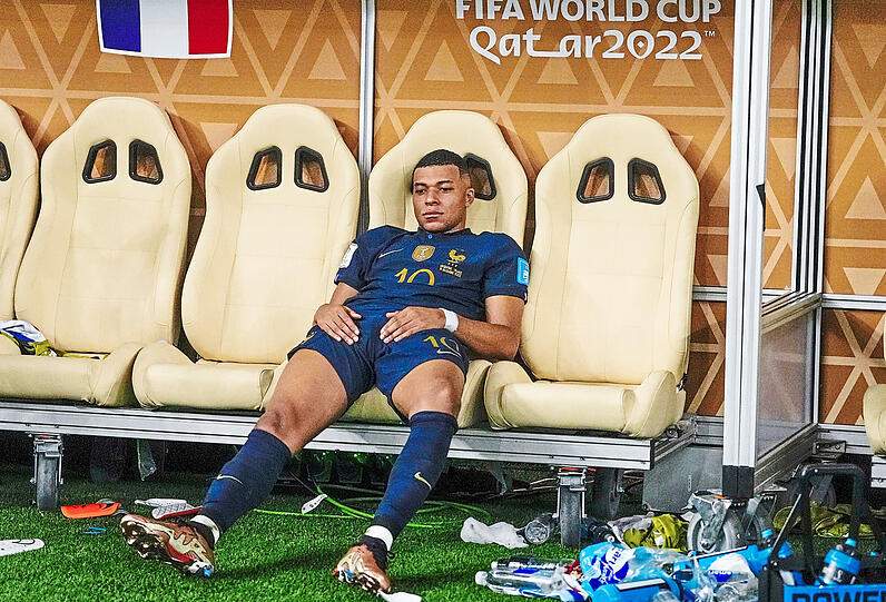 "Er ist noch nicht mal 24": Vierfach-Torschütze Mbappé ist untröstlich ...