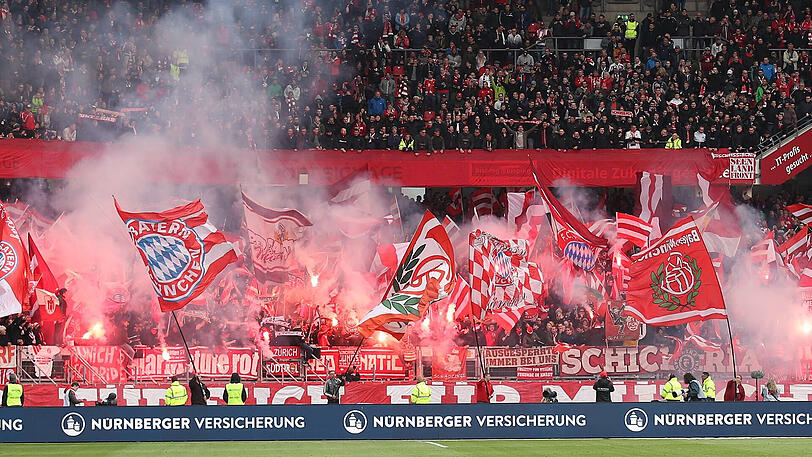 FC Bayern: Pyro-Exzess der Ultras - Böller auf den Platz ...