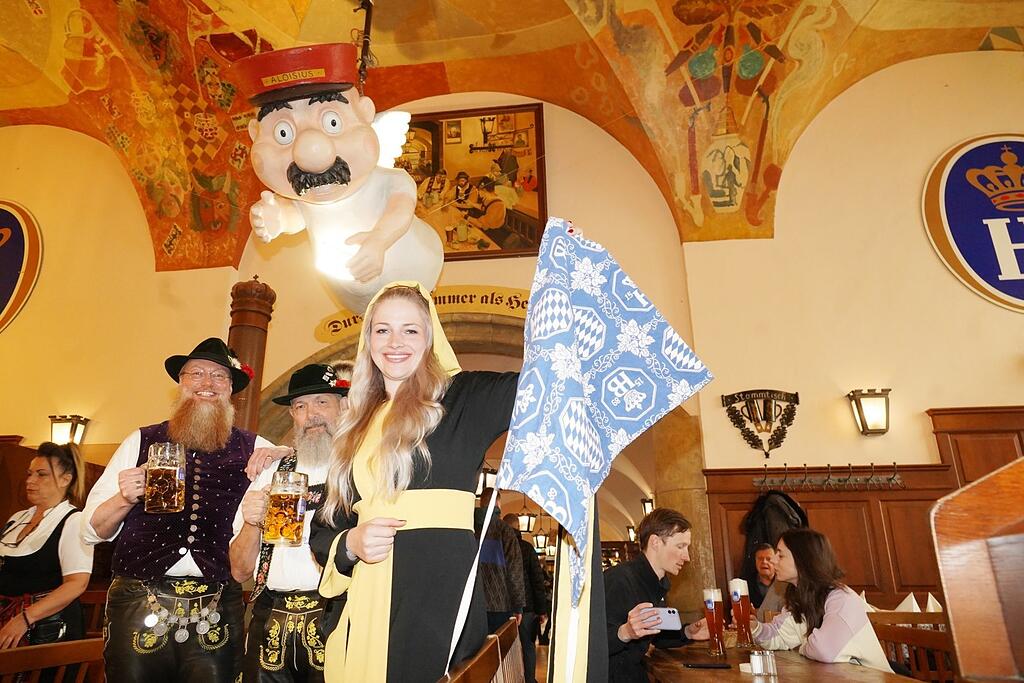 Hofbräuhaus München: Aloisius schwebt wieder maskenfrei | Abendzeitung ...
