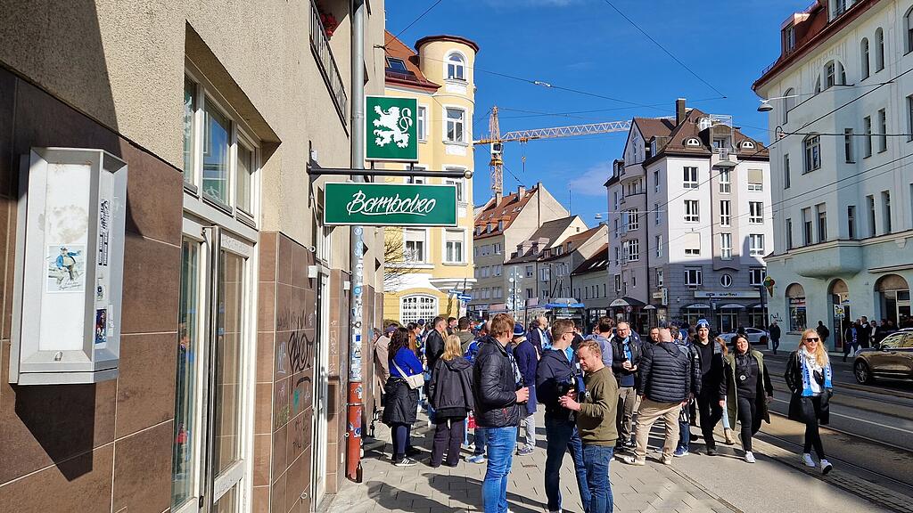 Neues Vereinsheim "Bamboleo": Begeisterte 1860-Fans trinken Getränke ...