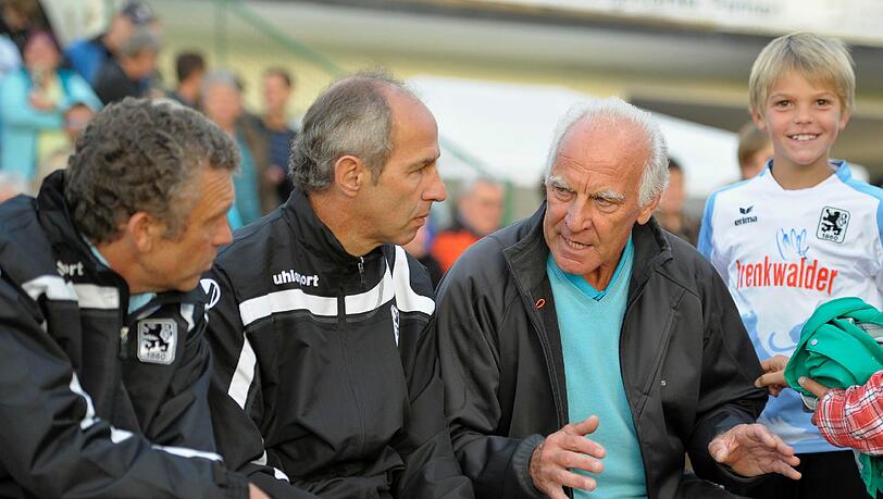 Bulle Roth auf der Löwen-Bank | Abendzeitung München