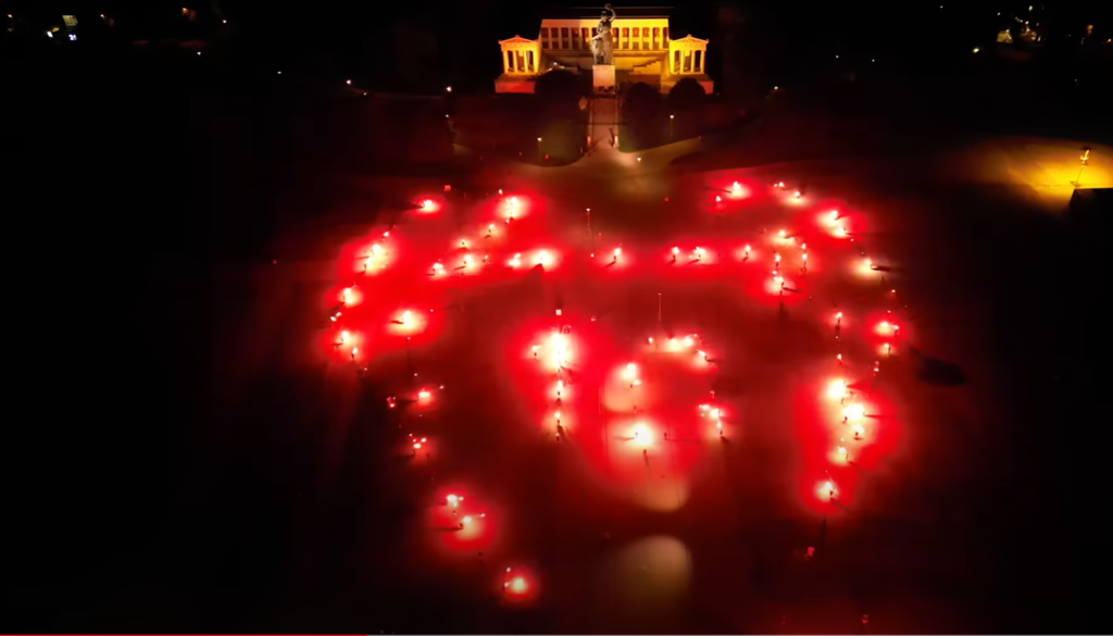 Zehn Jahre Triple: FC-Bayern-Ultras mit spektakulärer Pyro-Show auf der ...