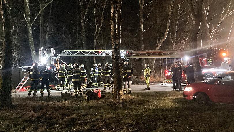 Schwerer Autounfall in München: Fahrer (47) wird eingeklemmt und stirbt | Abendzeitung München