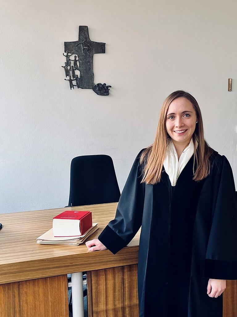 Mit 25 Jahren schon Richterin: Christina Waldinger über ihren Job am ...