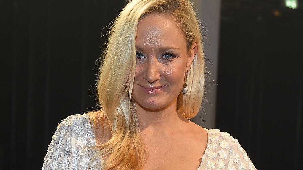 Sexy Schnappschuss von Janine Kunze: TV-Star genießt Urlaub oben ohne ...