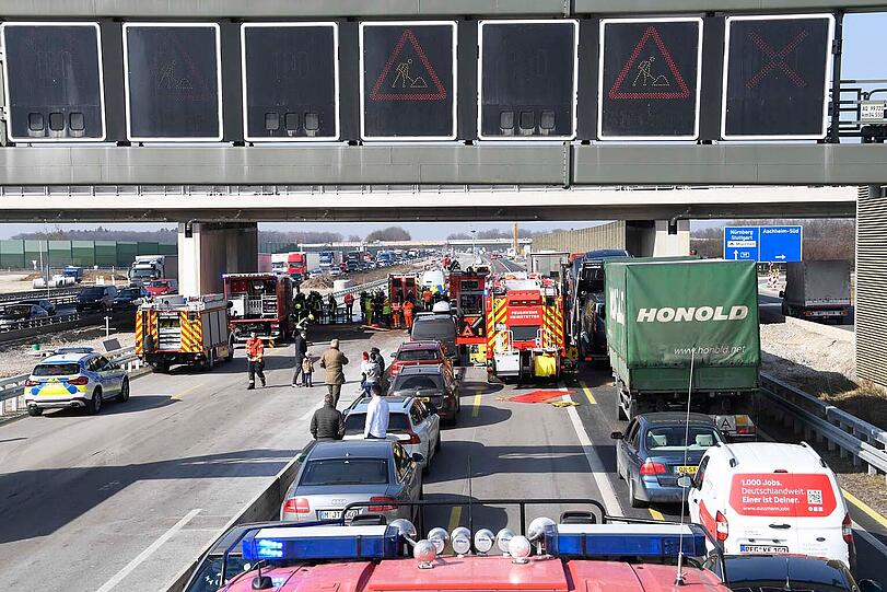 Unfall mit Sattelzügen auf der A99: Ein Schwerverletzter und stundenlange Vollsperrung ...