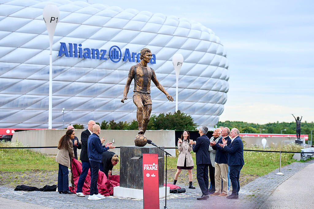 Franz-Beckenbauer-Statue an der Allianz Arena eingeweiht | Abendzeitung ...