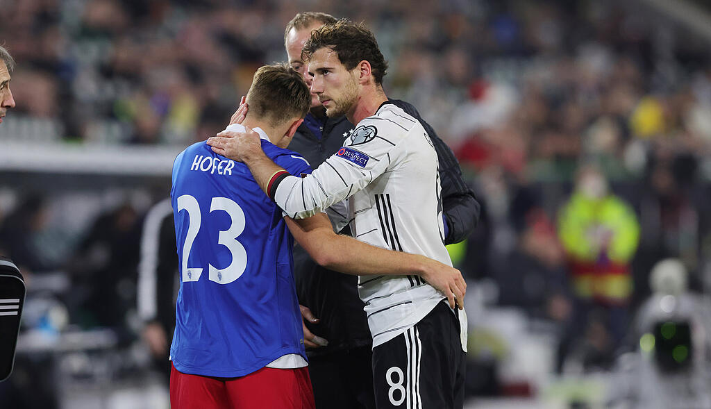 Nach Kung-Fu-Tritt: Leon Goretzka schenkt Gegenspieler Trikot ...