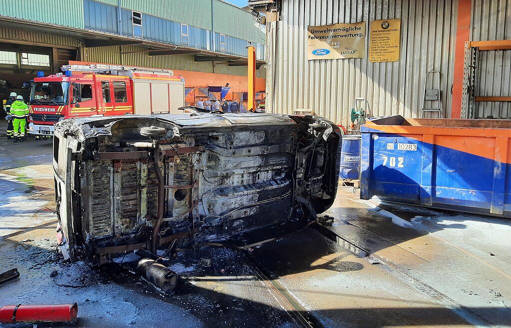 Auto steht zur Verschrottung bereit und brennt plötzlich | Abendzeitung ...
