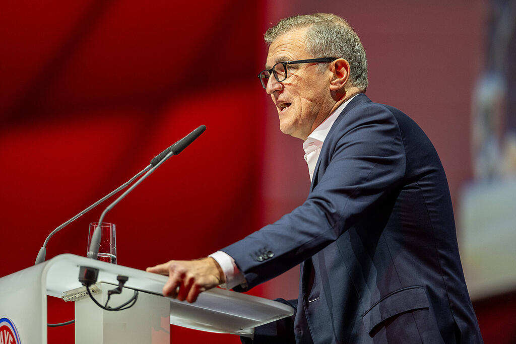 FC Bayern mit Rekord-Umsatz: Dressen mit Aufruf an Konkurrenz ...