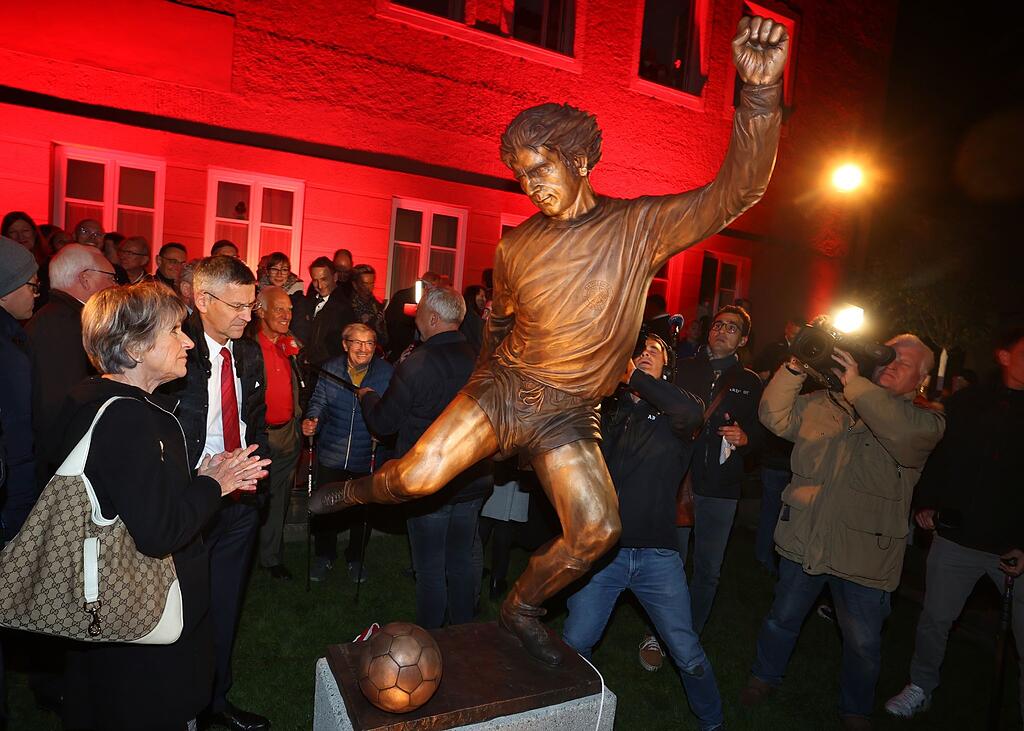 Denkmal von Bayern-Legende Gerd Müller in Geburtsstadt enthüllt ...