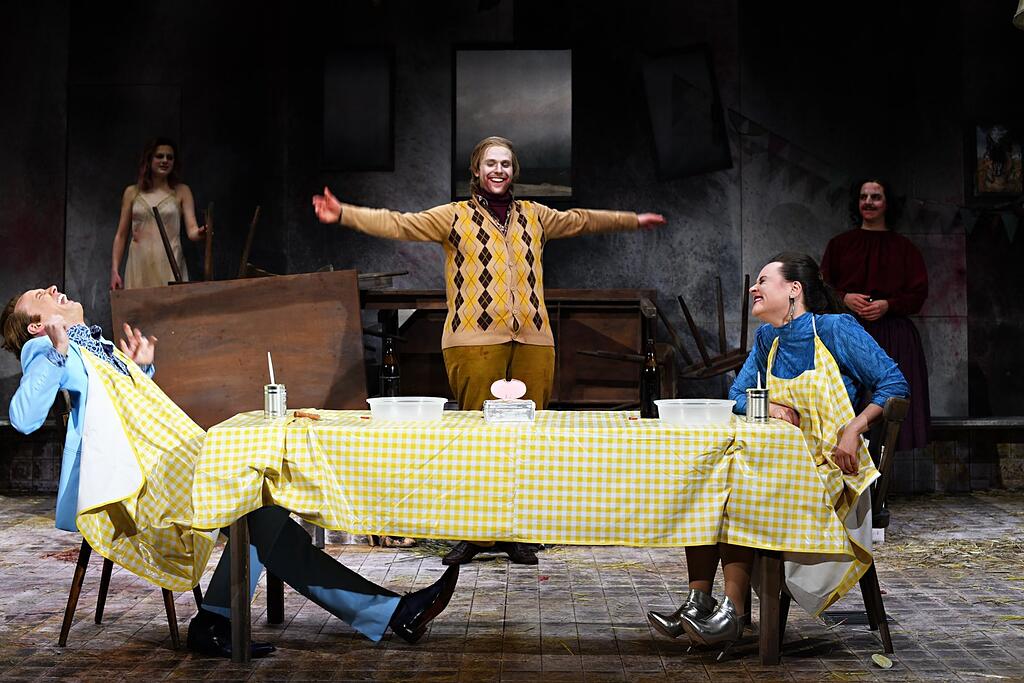 Premiere im Volkstheater: Sich mit Abstand abwatschen | Abendzeitung ...