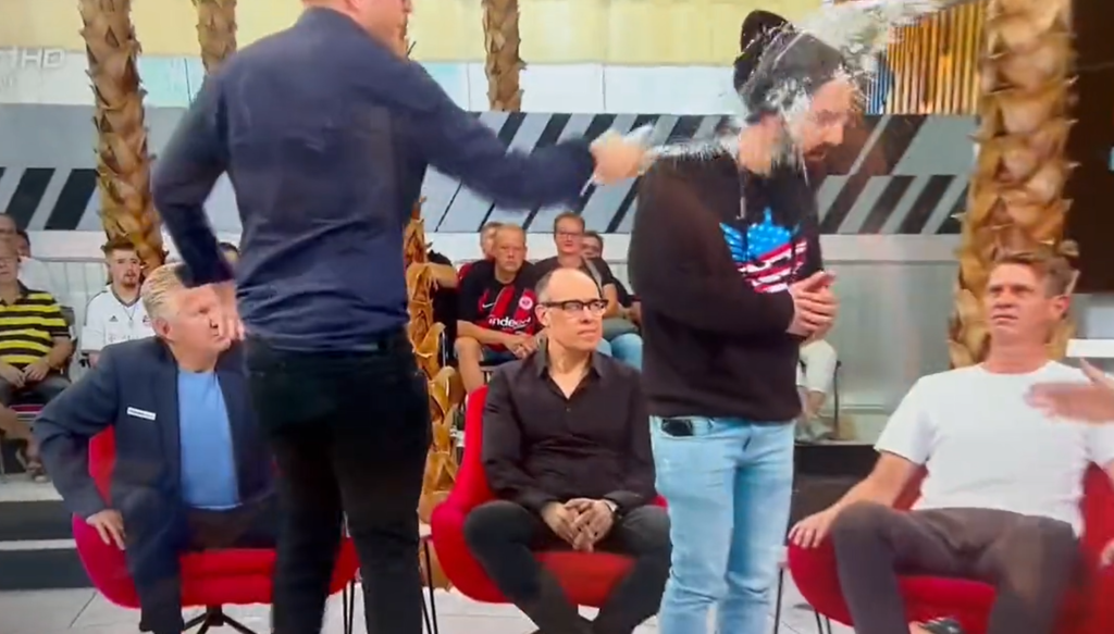 Aufregung im Live-TV: Männer stürmen "Doppelpass"-Set | Abendzeitung ...