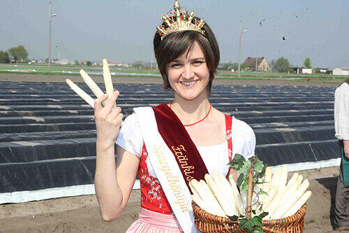 Süße Eva eröffnet die Spargel-Saison | Abendzeitung München