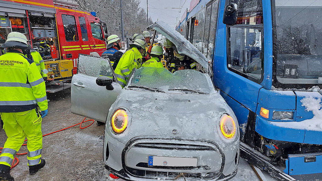 Pasing: Tram und Pkw kollidieren – zwei Verletzte | Abendzeitung München